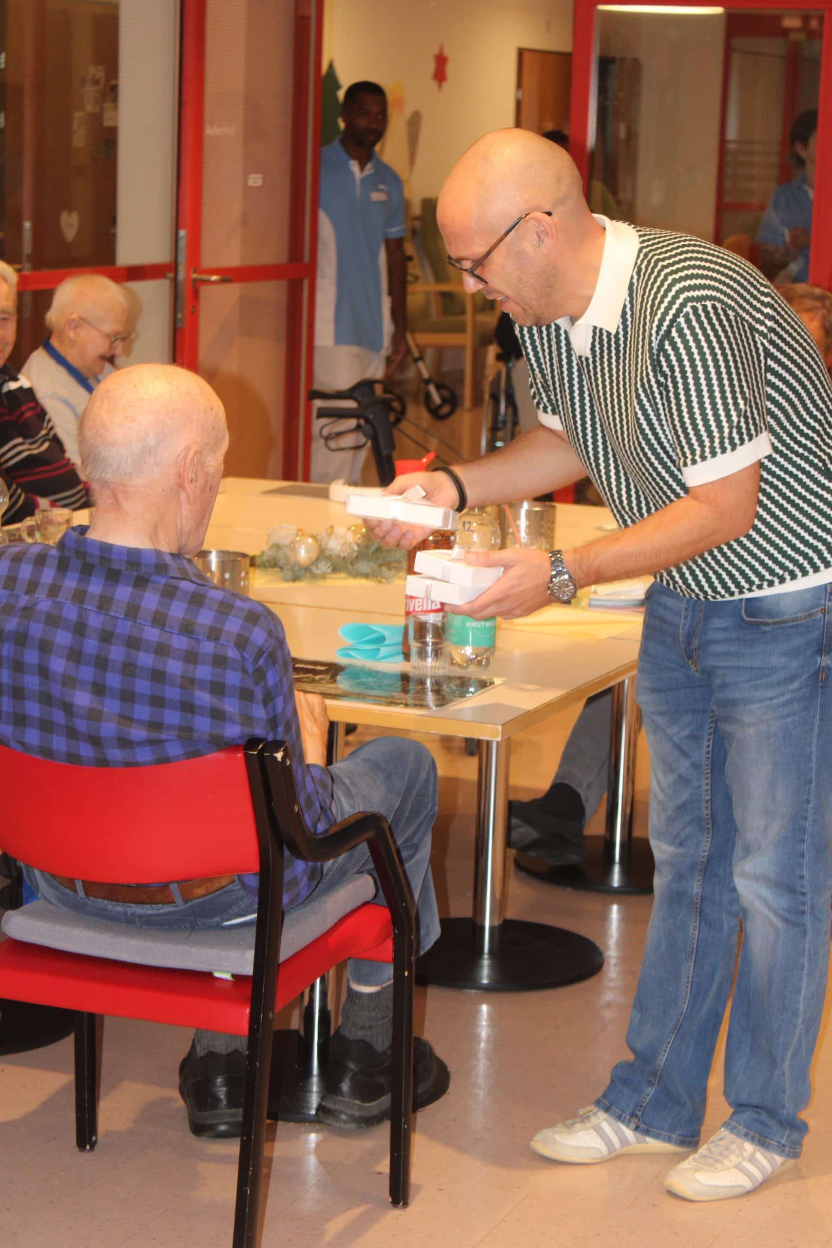 Weihnachtsgeschenke verteilen - Alters- & Pflegezentrum GERBE
